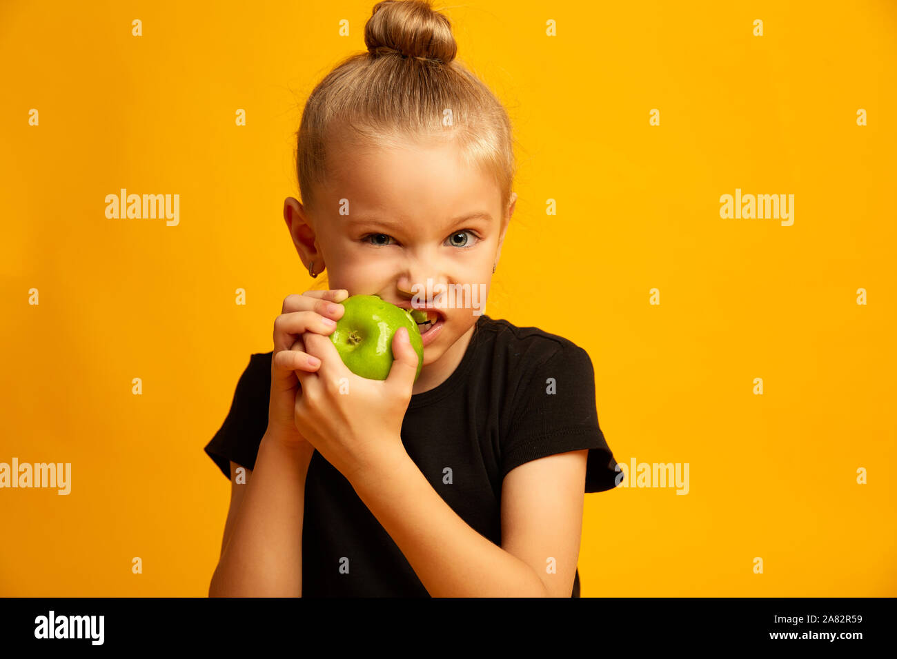 happy girl eating green apple, closeup pretty girl bits fresh apple ...