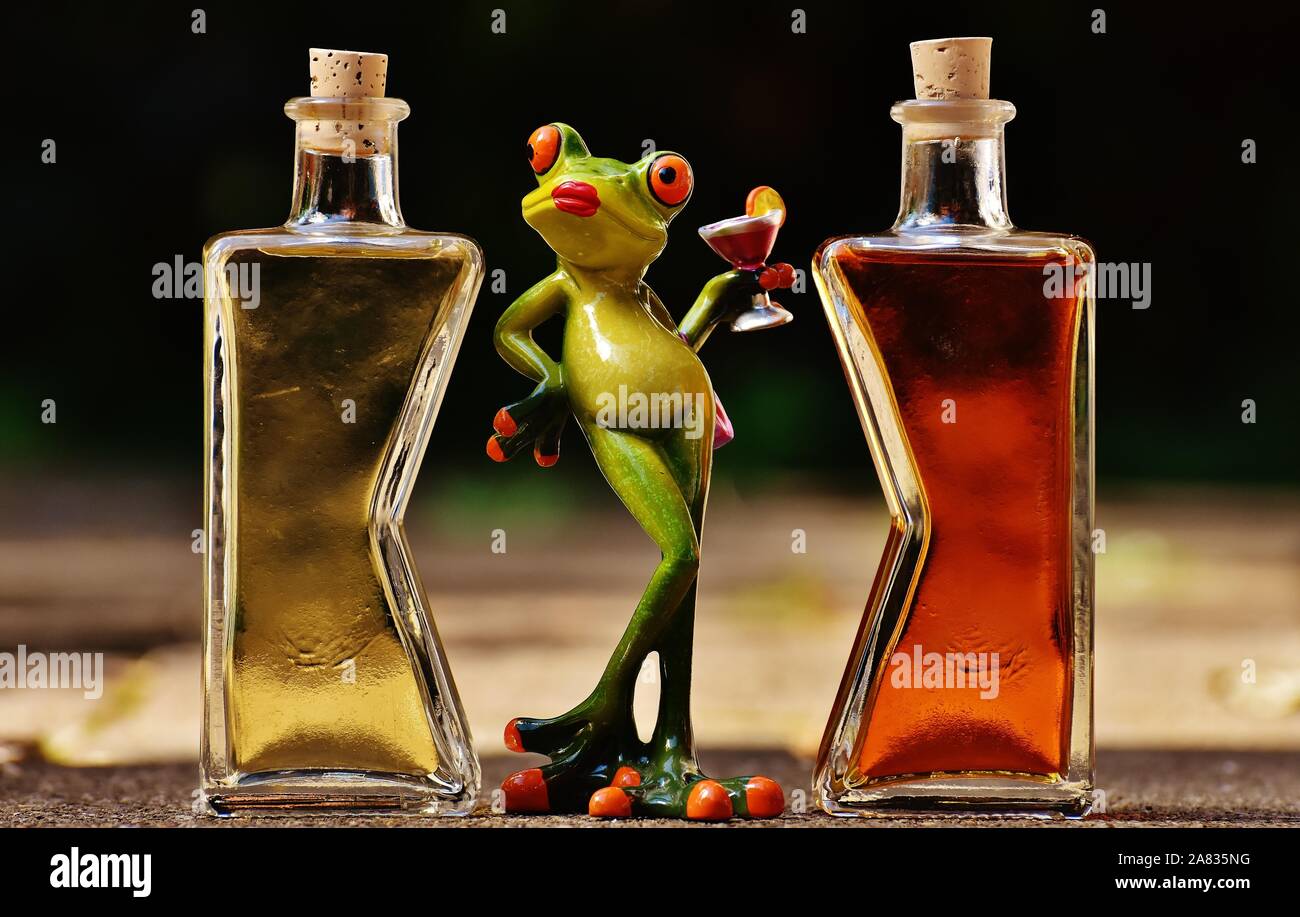 Ceramic blue frog hi-res stock photography and images - Alamy