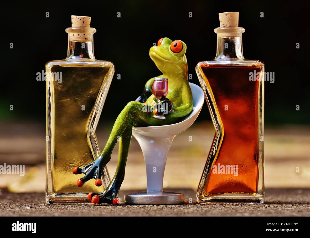 Ceramic blue frog hi-res stock photography and images - Alamy