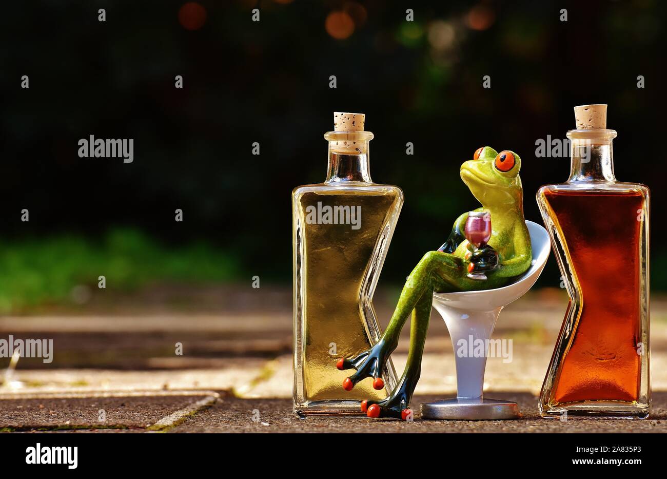 Ceramic blue frog hi-res stock photography and images - Alamy