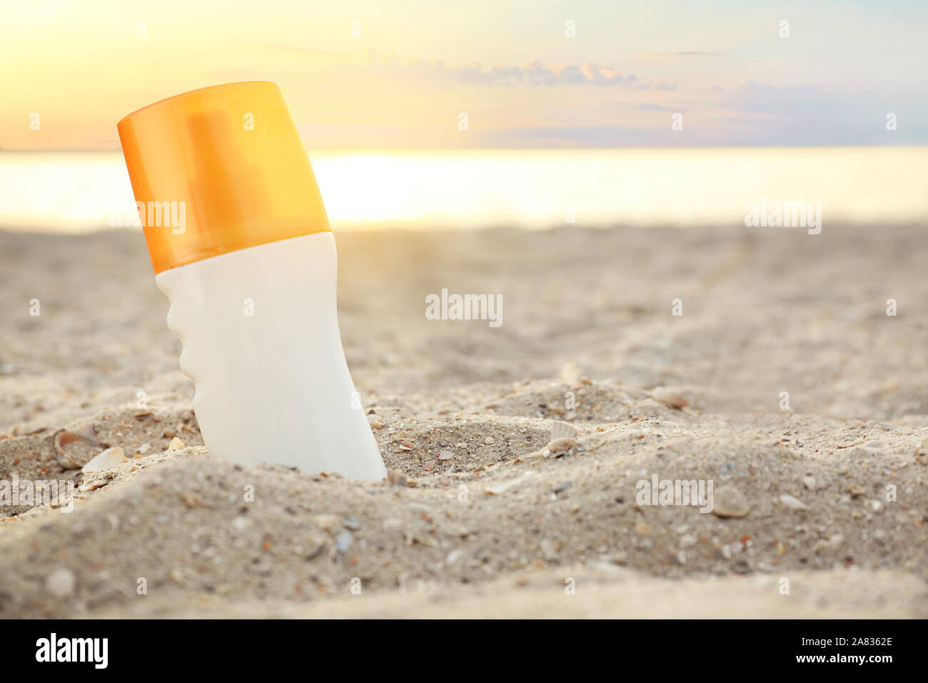 Bottle of sunscreen cream on sea beach Stock Photo - Alamy