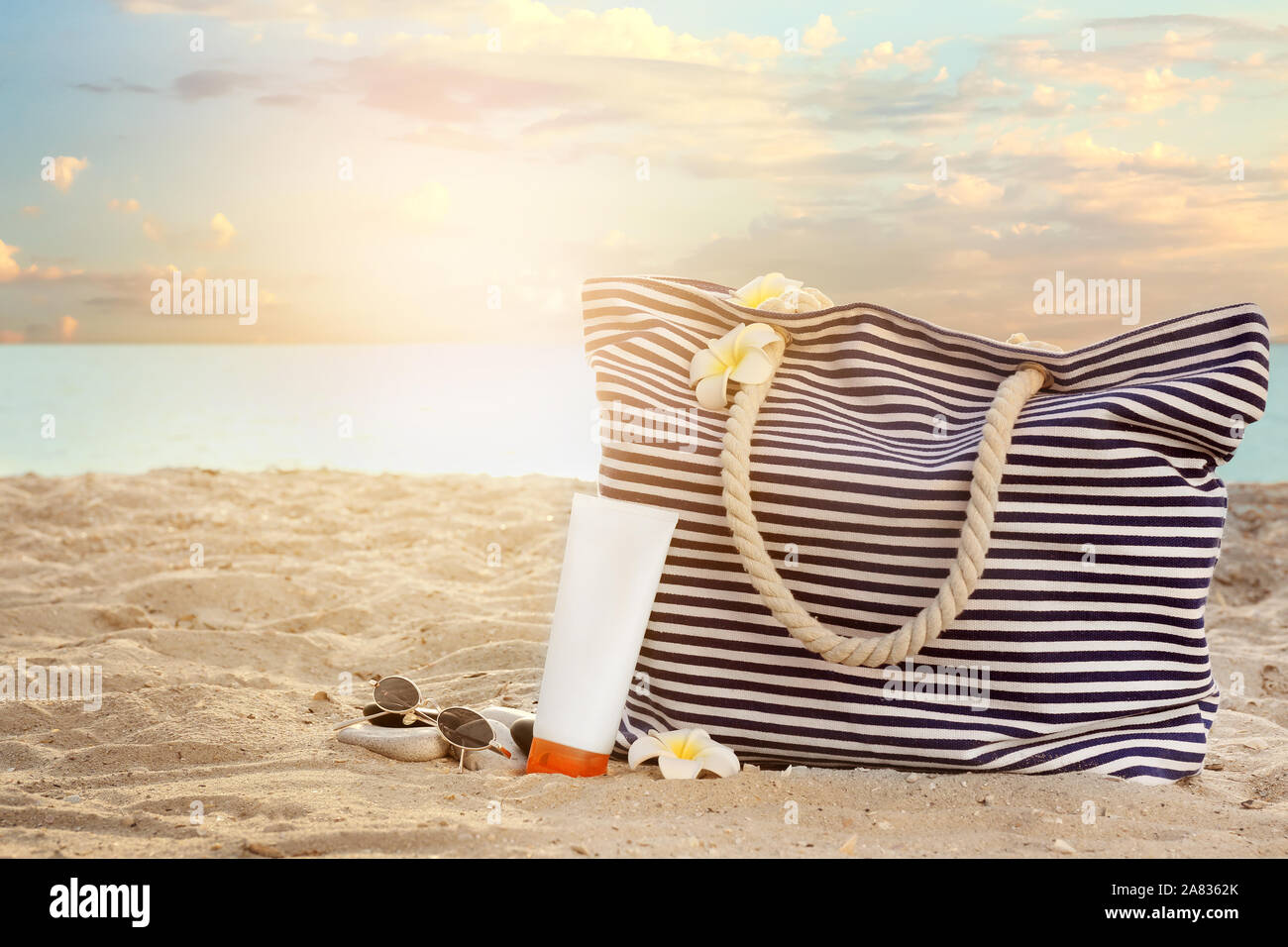 Sunscreening hi-res stock photography and images - Alamy