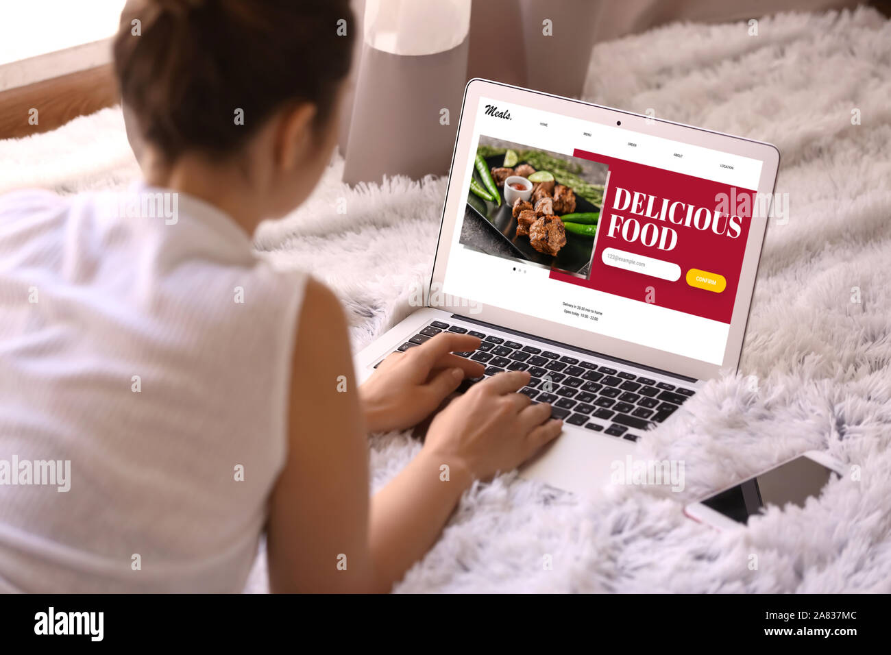 Using food ordering delivery app hi-res stock photography and images ...