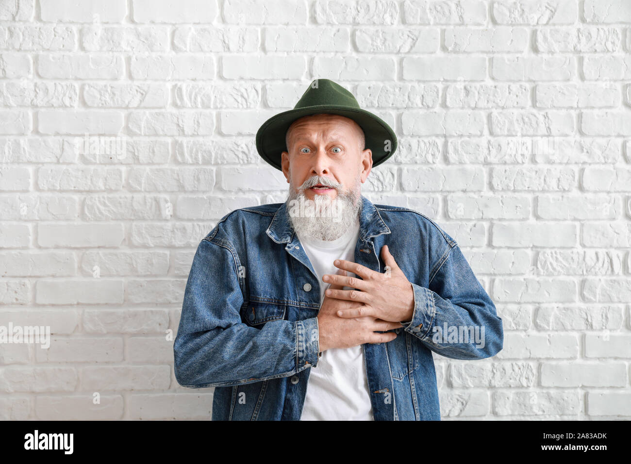 Man against wall scared hi-res stock photography and images - Alamy