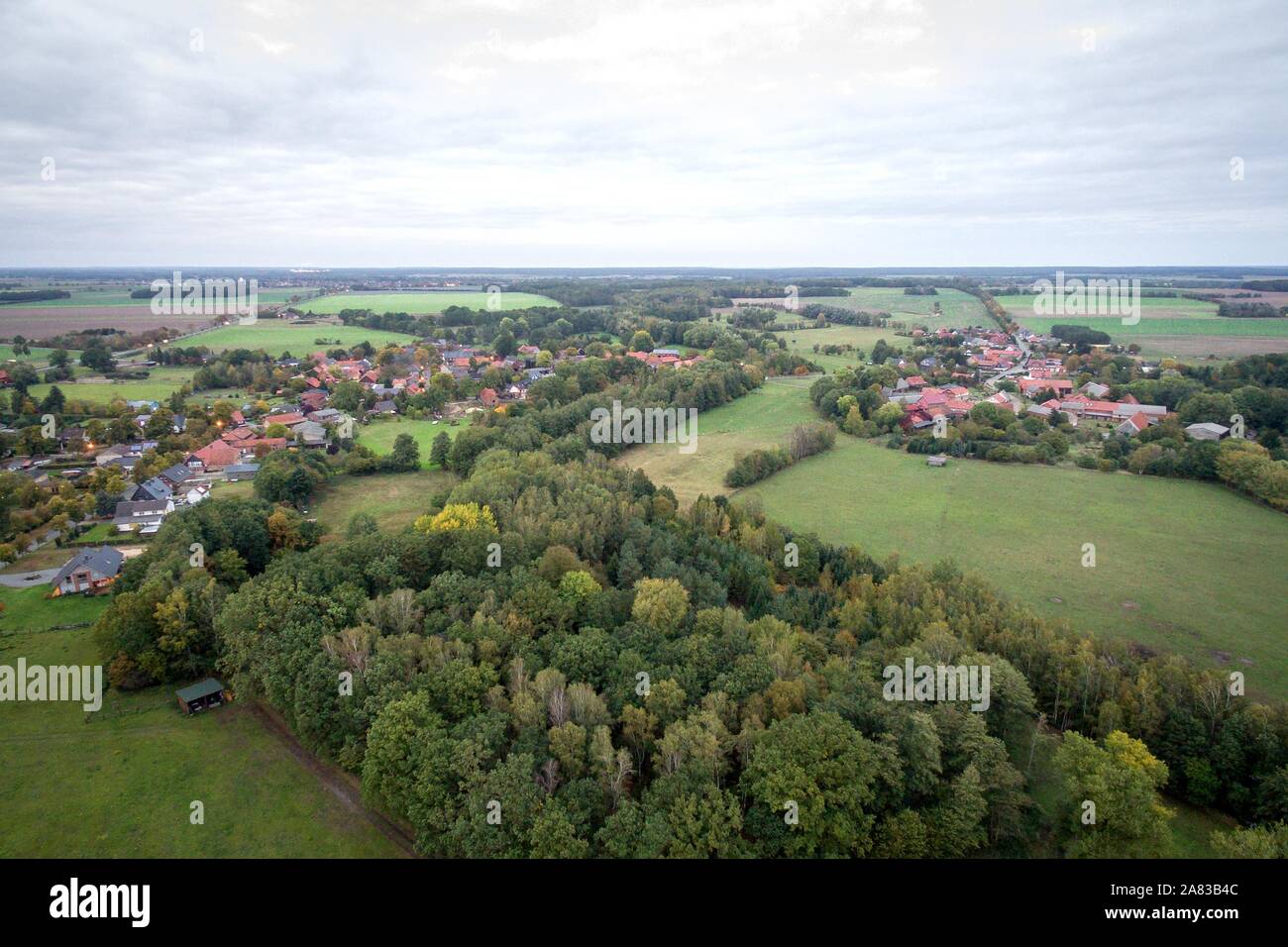 Brome, Germany. 11th Oct, 2019. The villages Zicherie (l) and Böckwitz ...