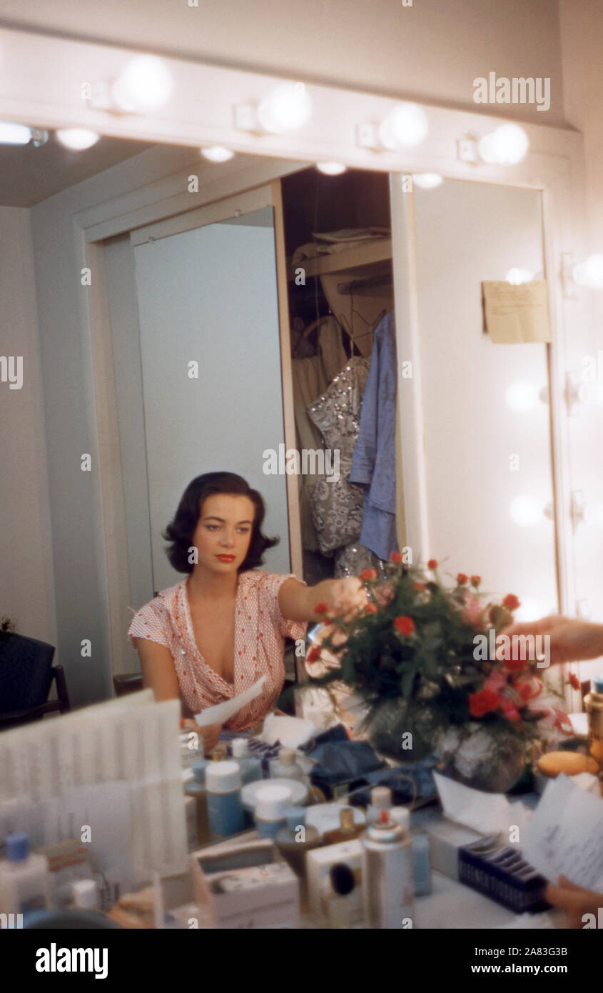 Actress dressing room and mirror hi-res stock photography and images ...