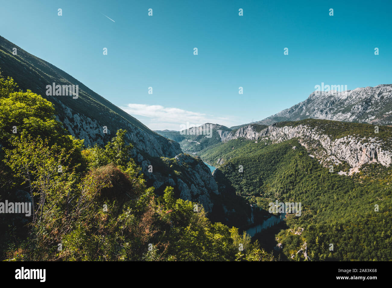 Beautiful lake mountain ranges hi-res stock photography and images - Alamy