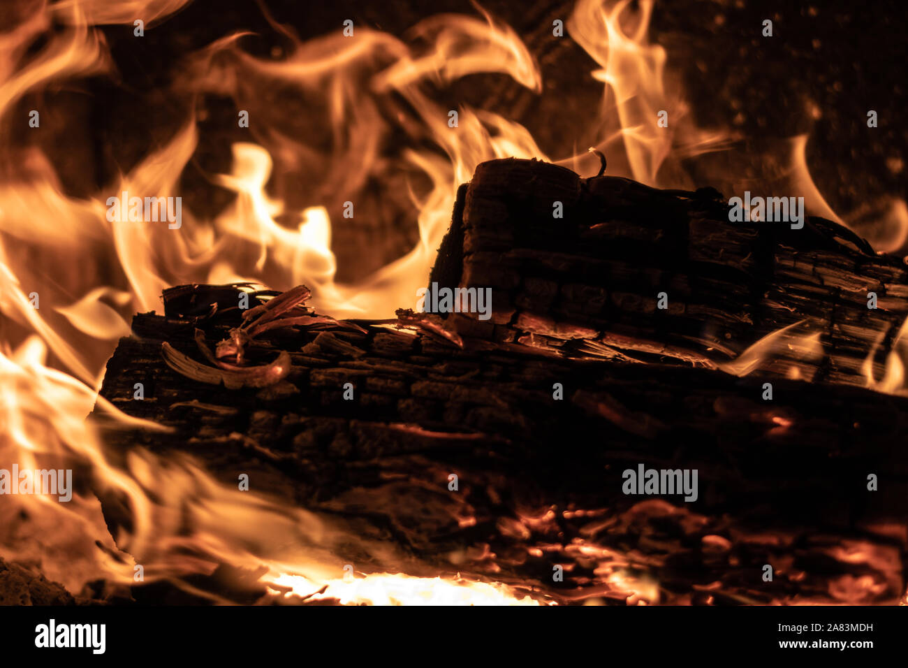 Burning logs hi-res stock photography and images - Alamy