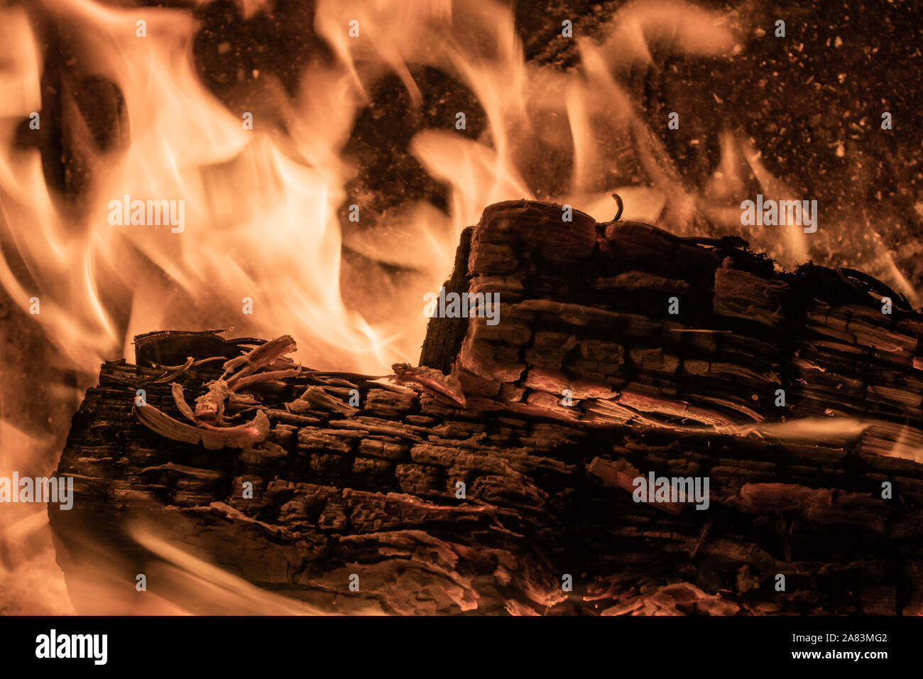 Burning logs hi-res stock photography and images - Alamy