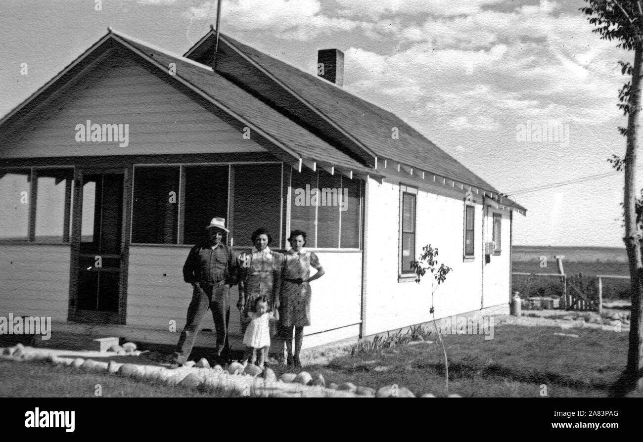 Middle class family 1930s hi-res stock photography and images - Alamy