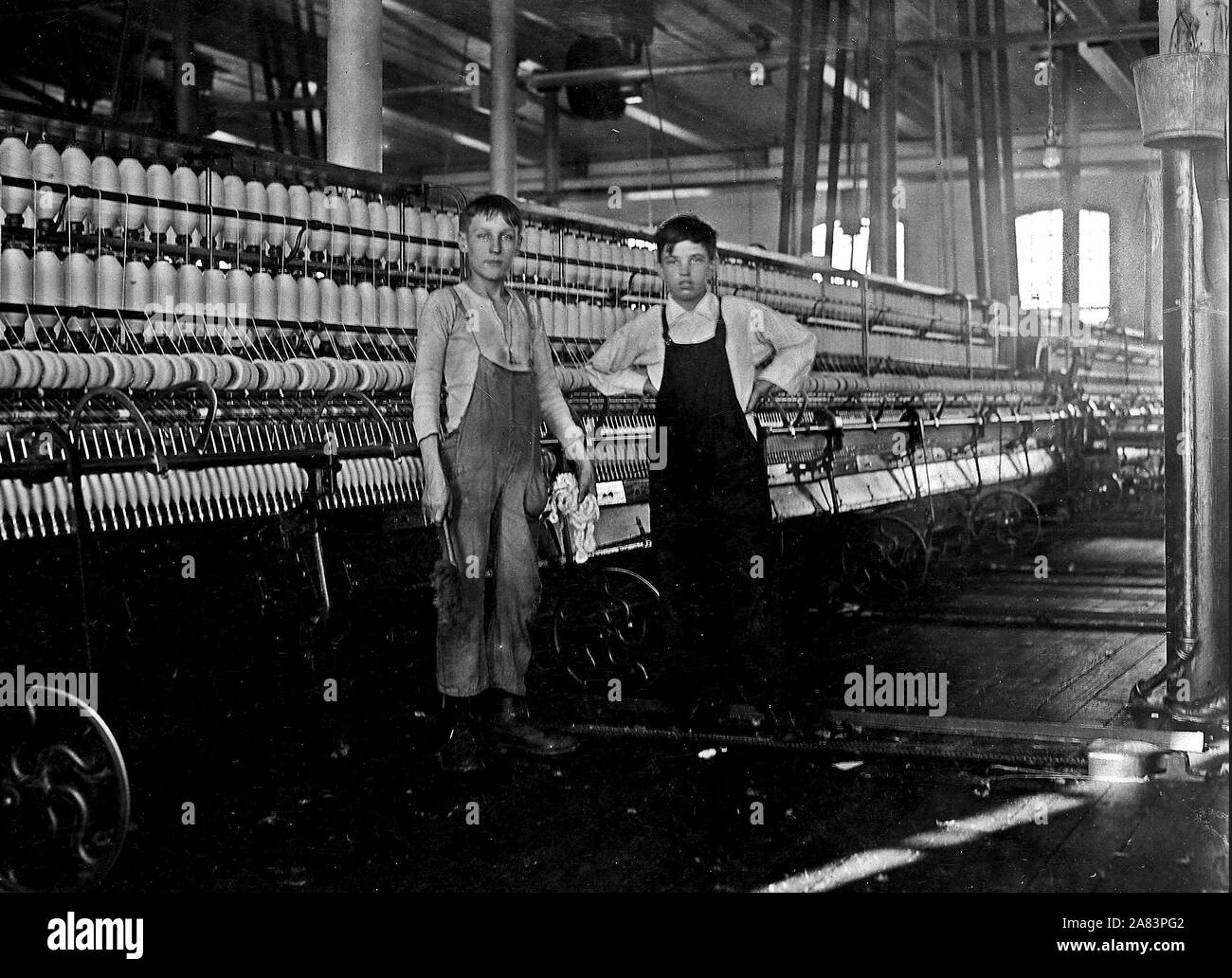 Mill workers 1900s hi-res stock photography and images - Alamy
