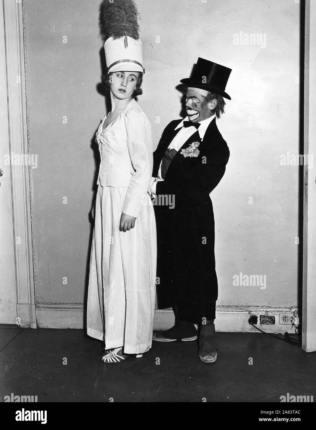 Aerialist avon gardner hi-res stock photography and images - Alamy