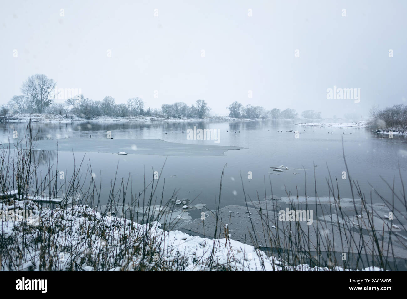 Riverside tranquility hi-res stock photography and images - Alamy