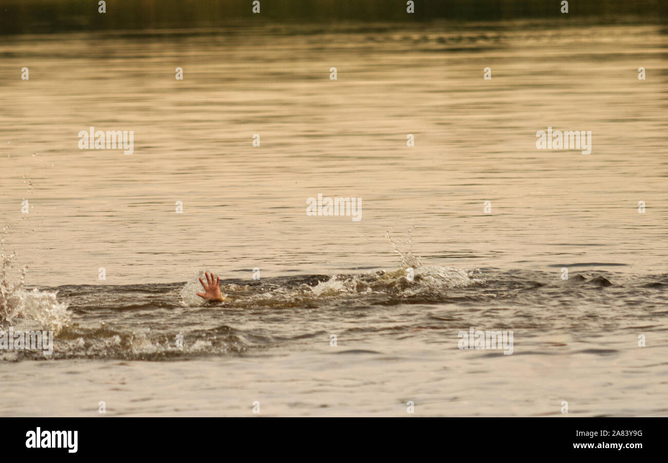 Kids playing in swimming pool hi-res stock photography and images - Alamy