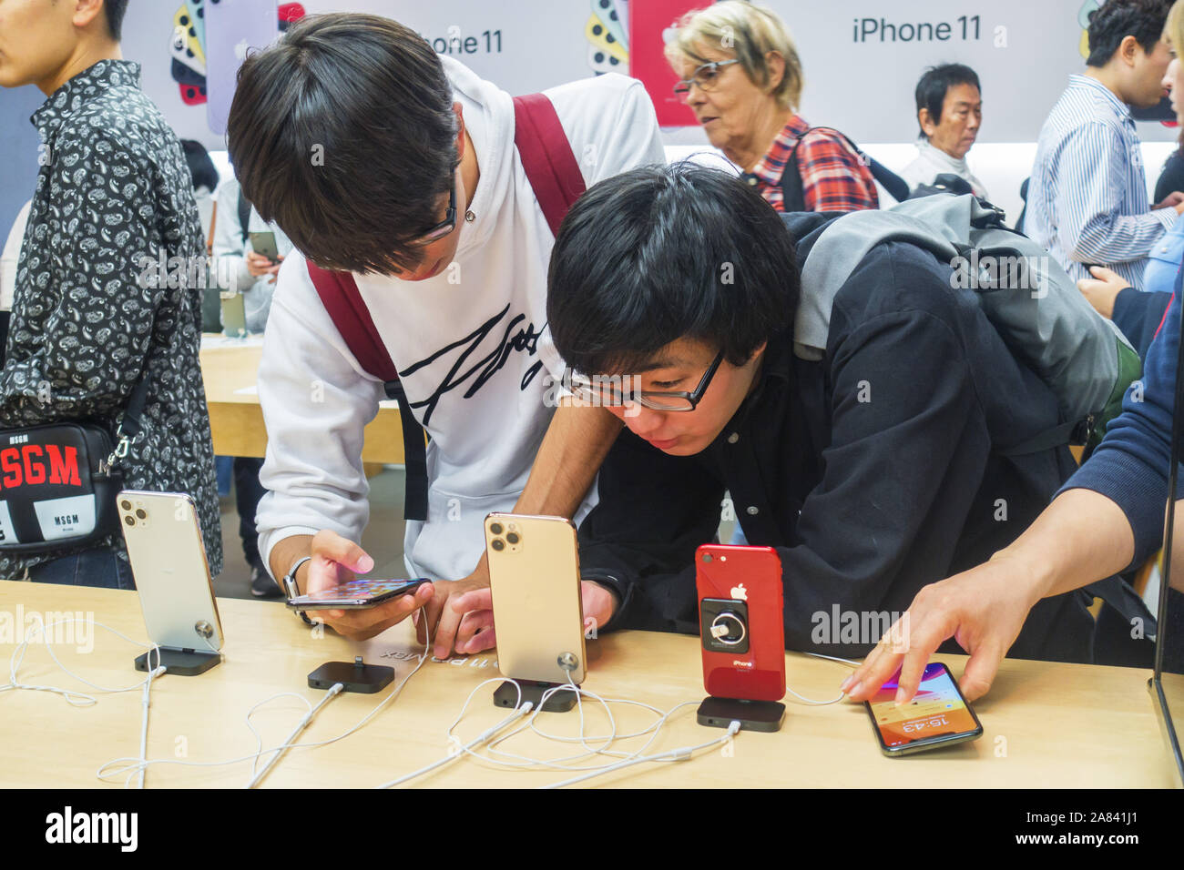 Osaka, Japan - Apple store Stock Photo - Alamy