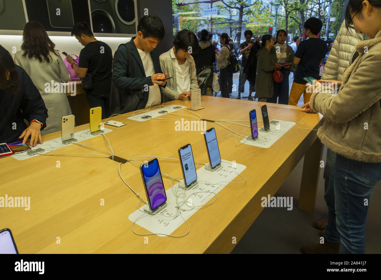 Osaka, Japan - Apple store Stock Photo - Alamy