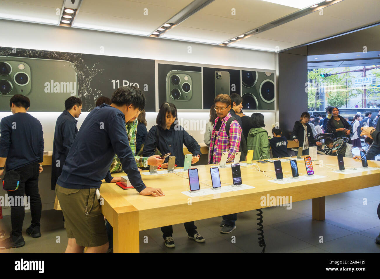 Osaka, Japan - Apple store Stock Photo - Alamy