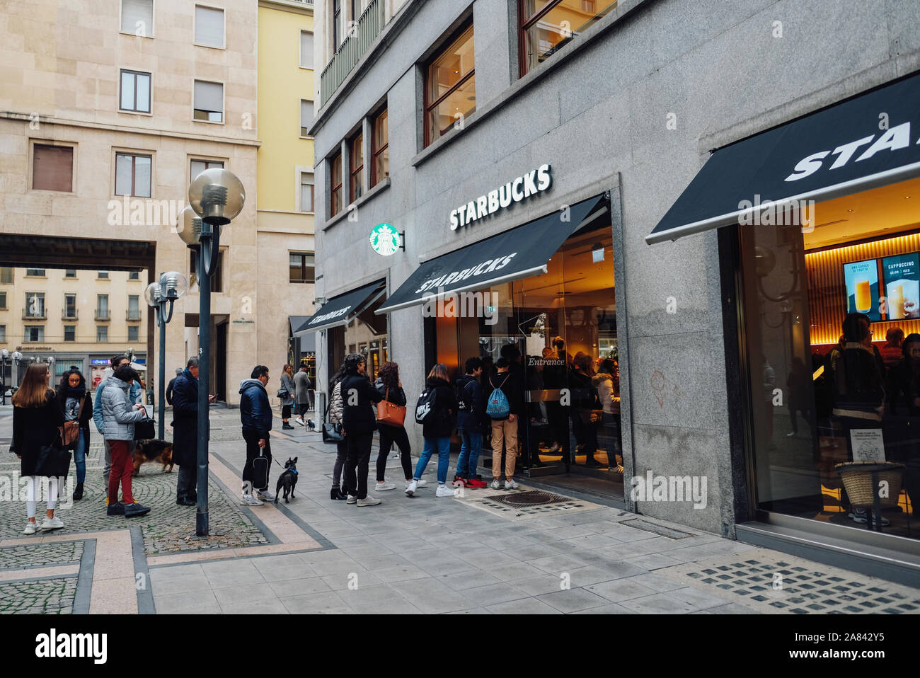 Queue line people starbucks cafe hi-res stock photography and images ...