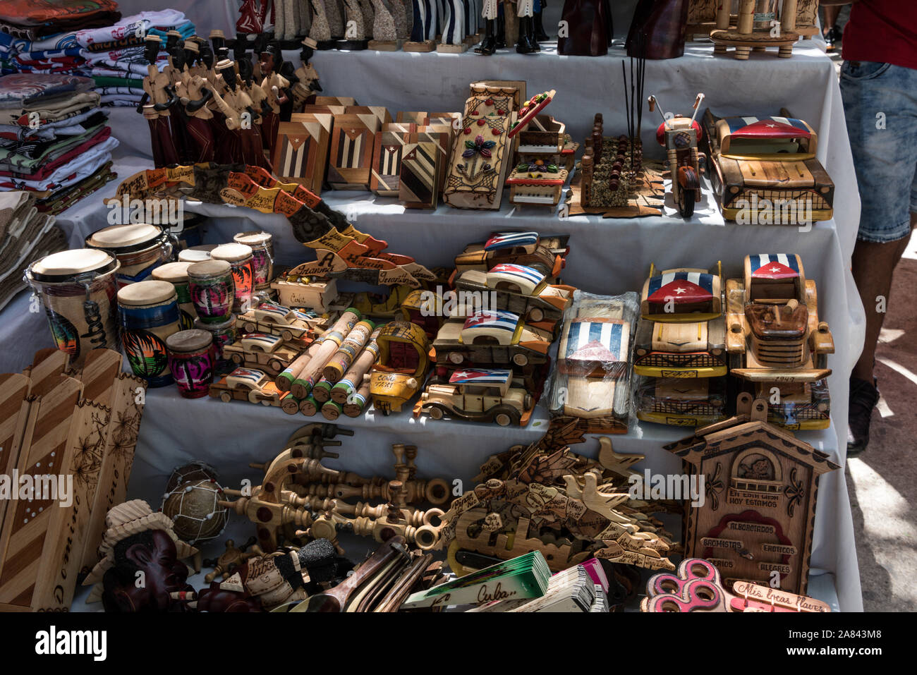 Mercado de Artesanos, a Cuban crafts and souvenirs street market in ...
