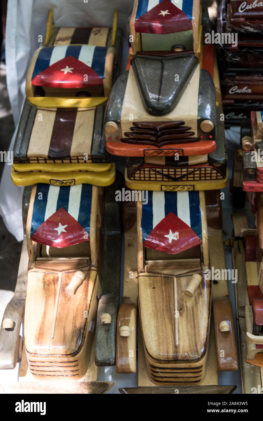 Mercado de Artesanos, a Cuban crafts and souvenirs street market in ...