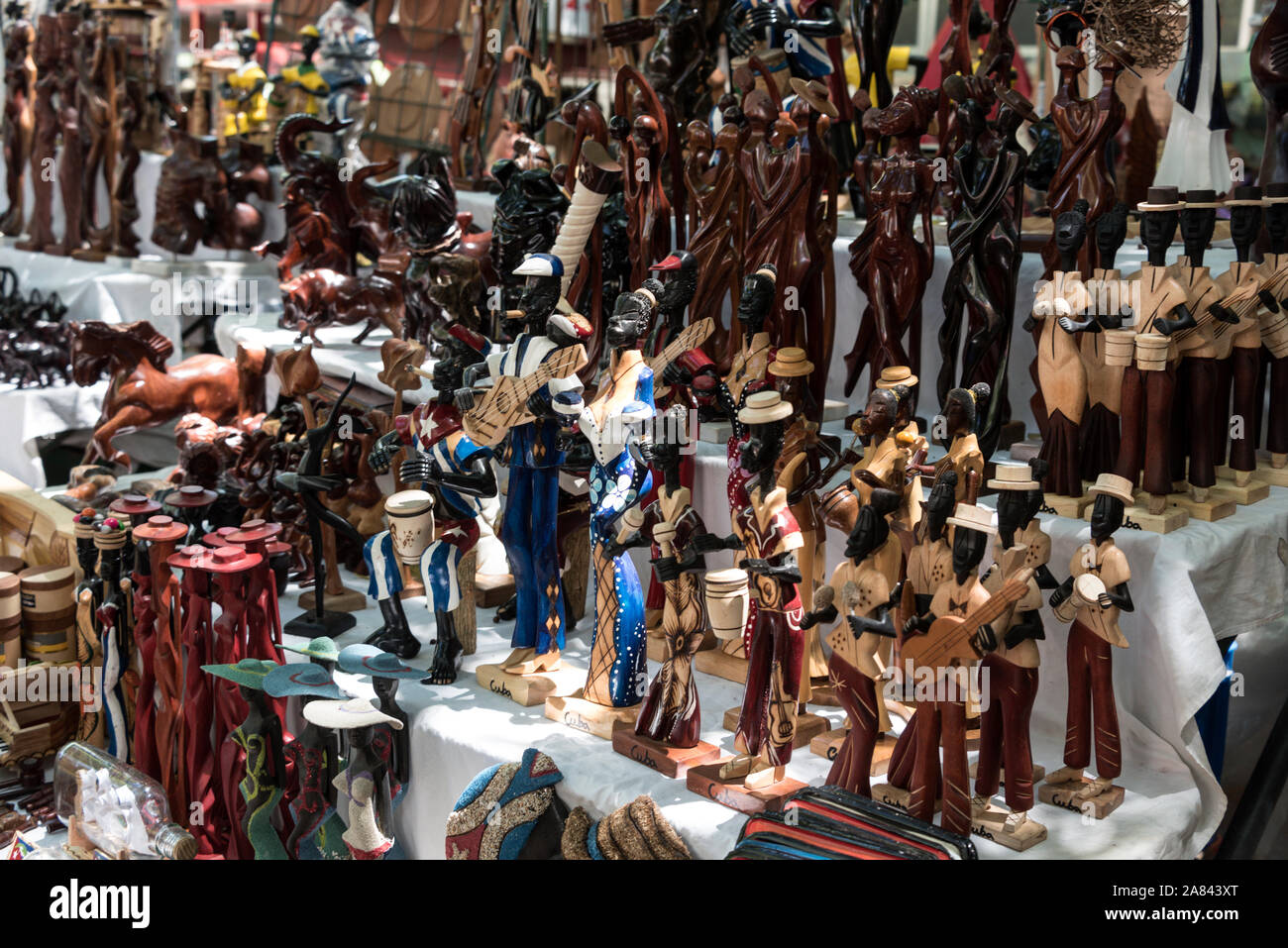Mercado de Artesanos - market for Cuban crafts and souvenirs in Avenida ...