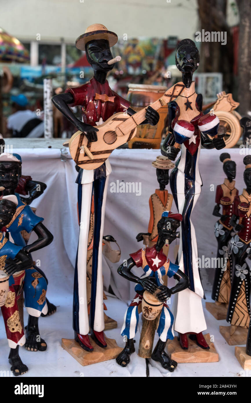 Mercado de Artesanos - market for Cuban crafts and souvenirs in Avenida ...