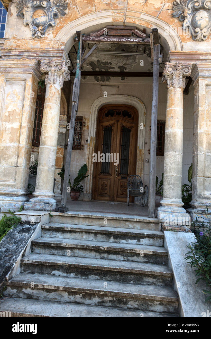 Havana cuba derelict building hi-res stock photography and images - Alamy
