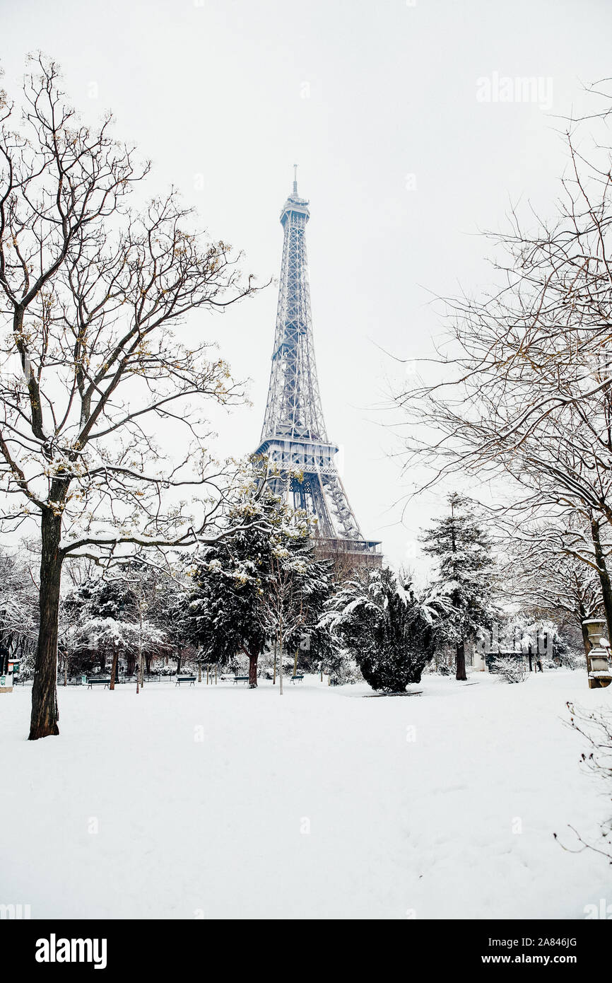 Snow eiffel tower hi-res stock photography and images - Alamy