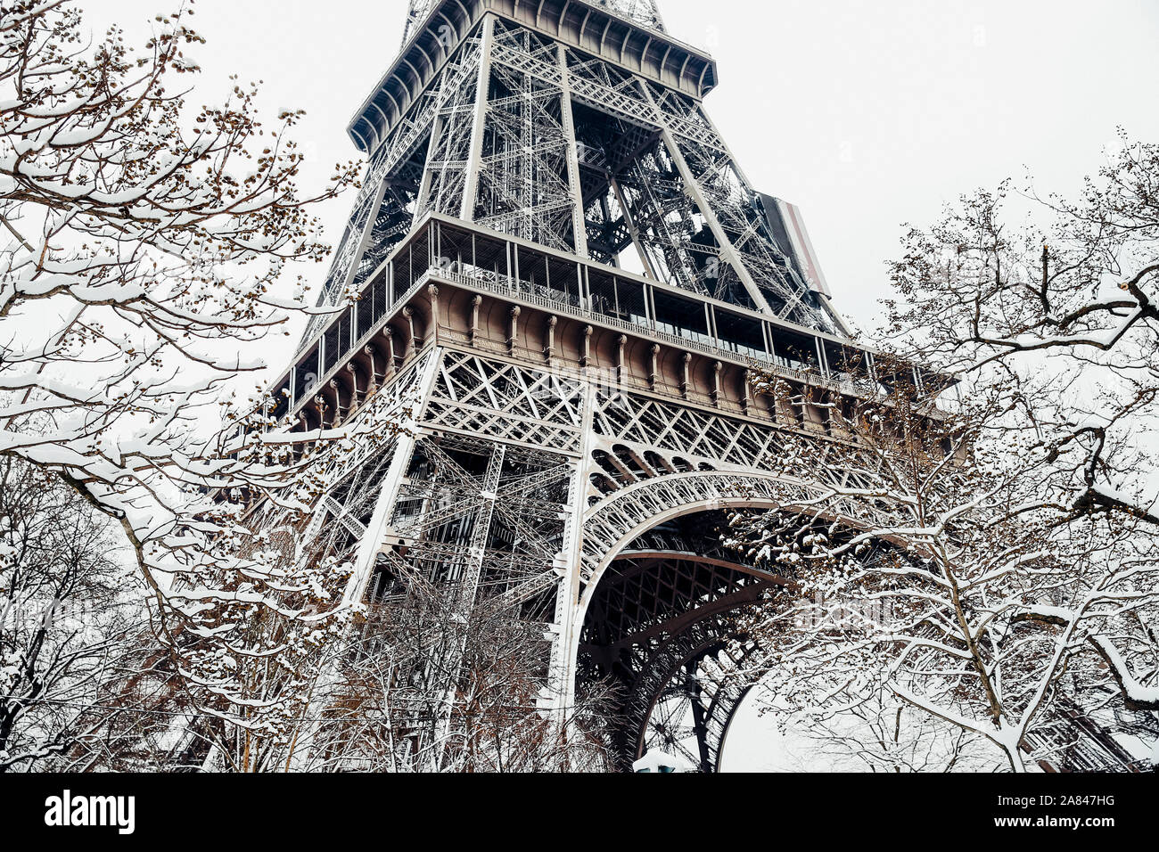 Snow eiffel tower hi-res stock photography and images - Alamy