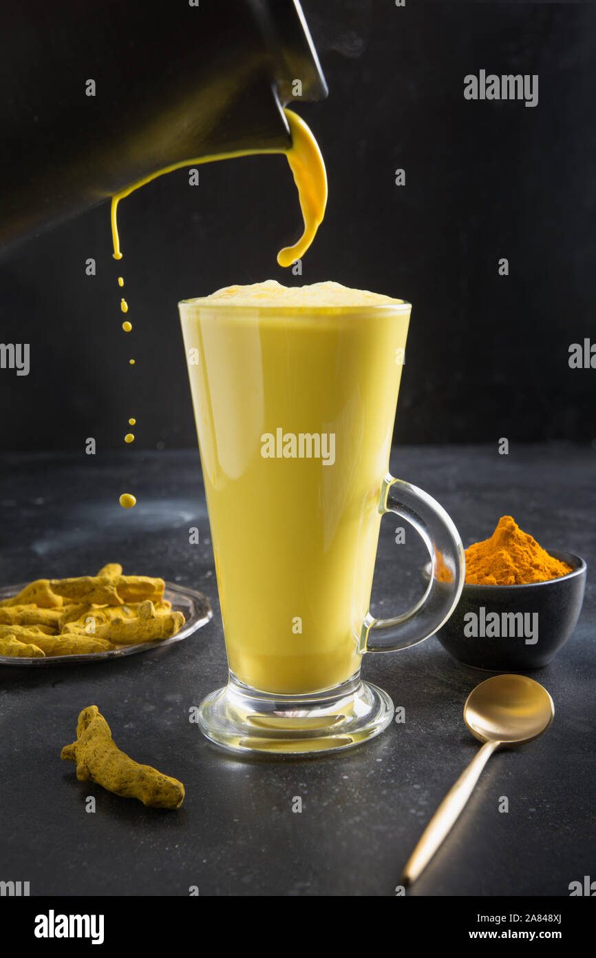 Pouring powder into glass hi-res stock photography and images - Alamy