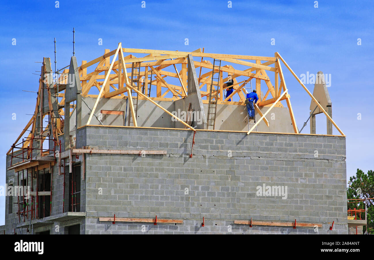 Wood roof with steel beams hi-res stock photography and images - Alamy
