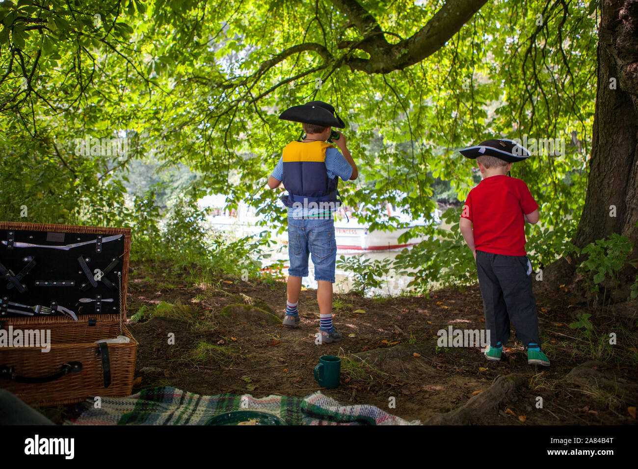 Boys dressed as pirates hi-res stock photography and images - Alamy