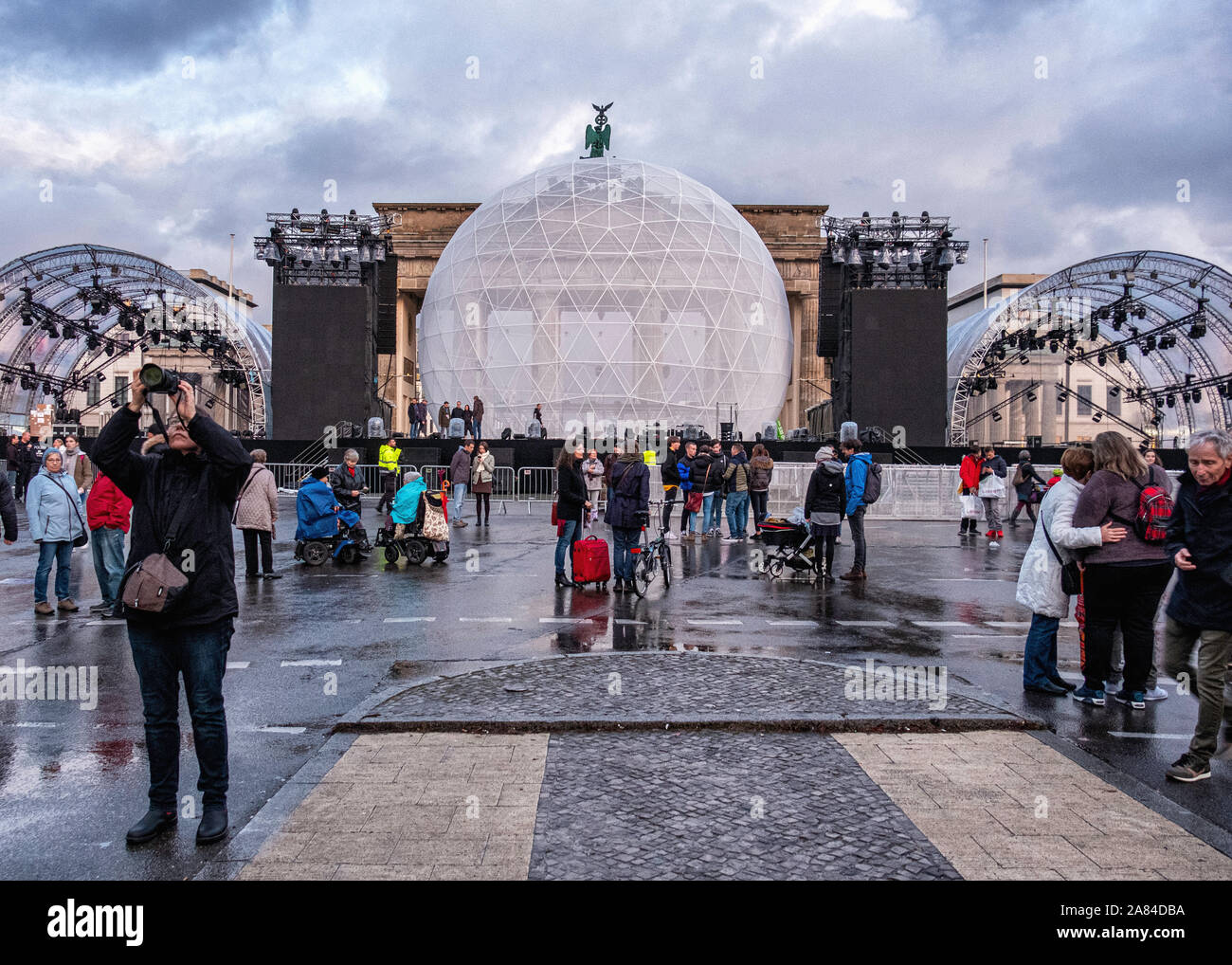 Brandenburg gate berlin wall fall hi-res stock photography and images ...