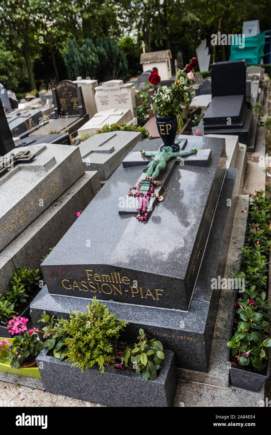 Edith piaf statue hi-res stock photography and images - Alamy