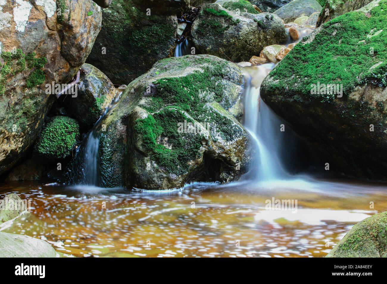 Water waterfall rocks moss flow hi-res stock photography and images - Alamy