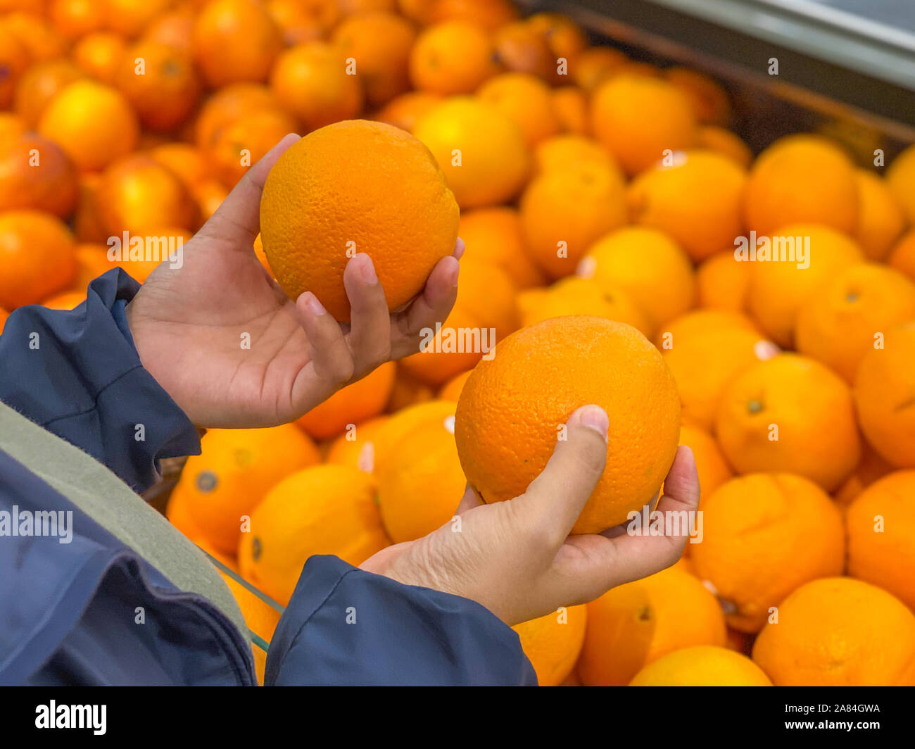 Buying oranges hi-res stock photography and images - Alamy