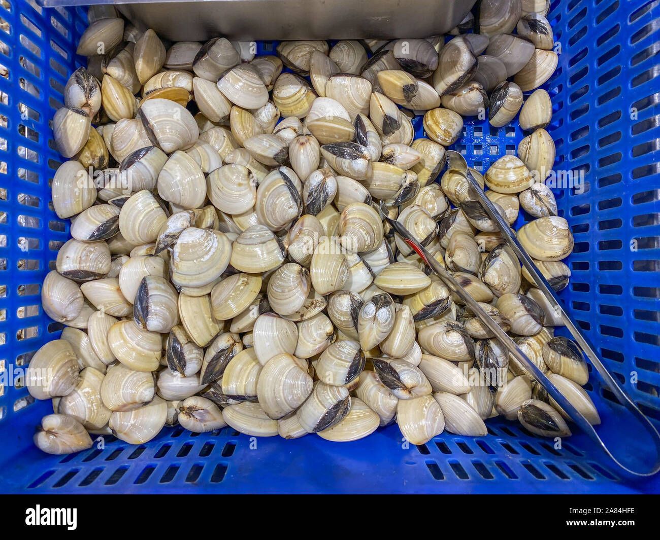 Clams in basket hi-res stock photography and images - Alamy