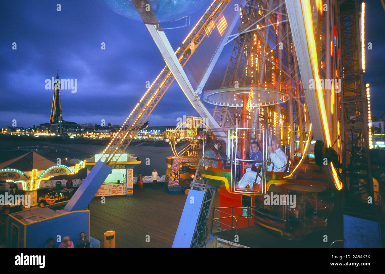 Fairground big wheel at twilight on Blackpool's Central pier ...