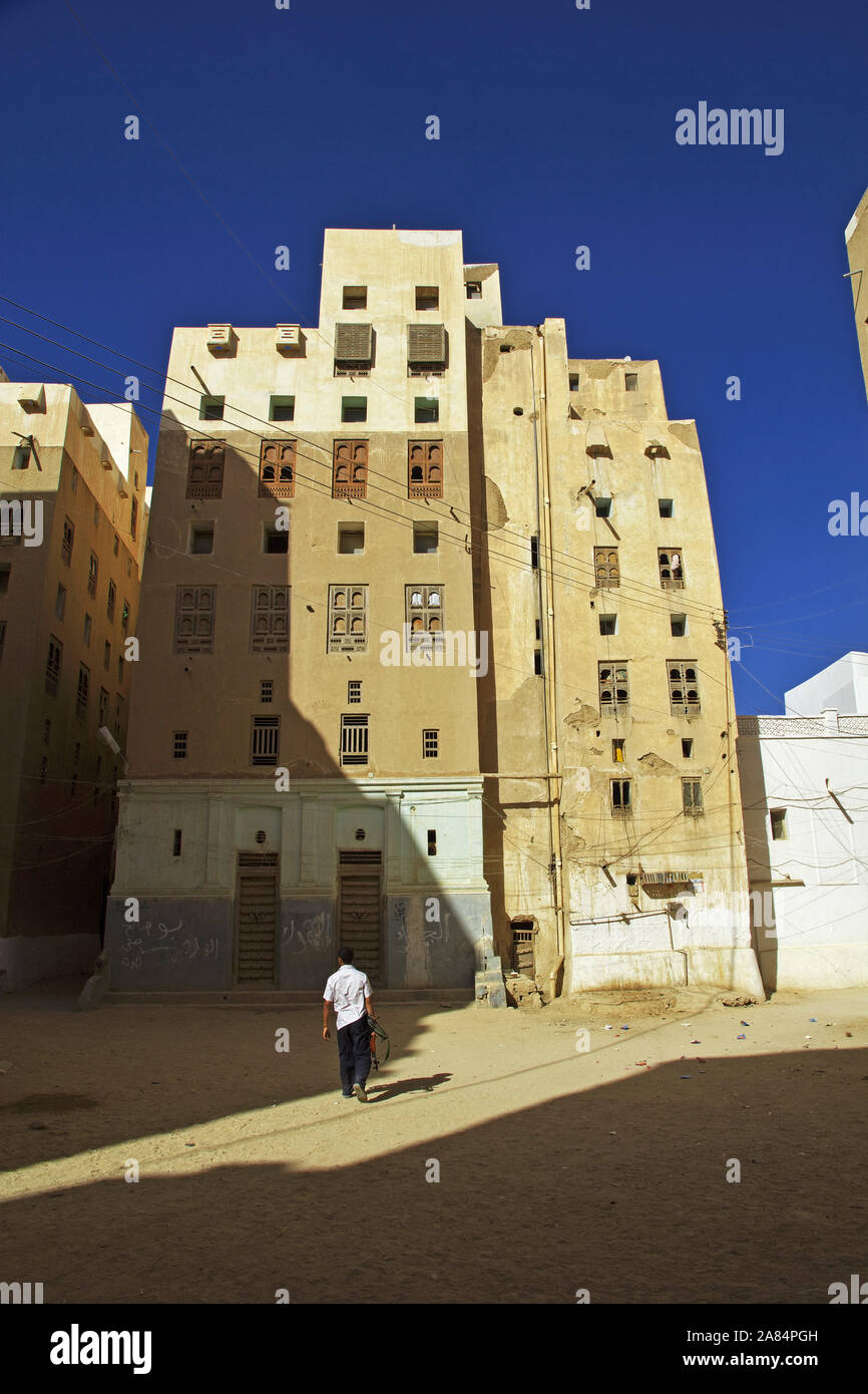 Asia yemen shibam manhattan desert hi-res stock photography and images ...