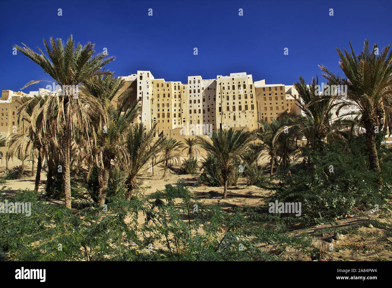 Asia yemen shibam manhattan desert hi-res stock photography and images ...
