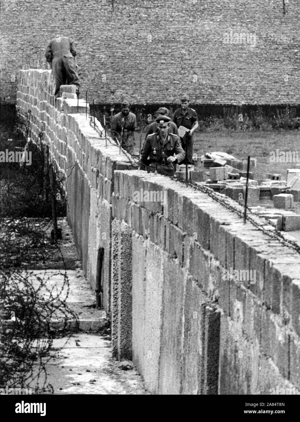 1961 berlin wall construction hi-res stock photography and images - Alamy
