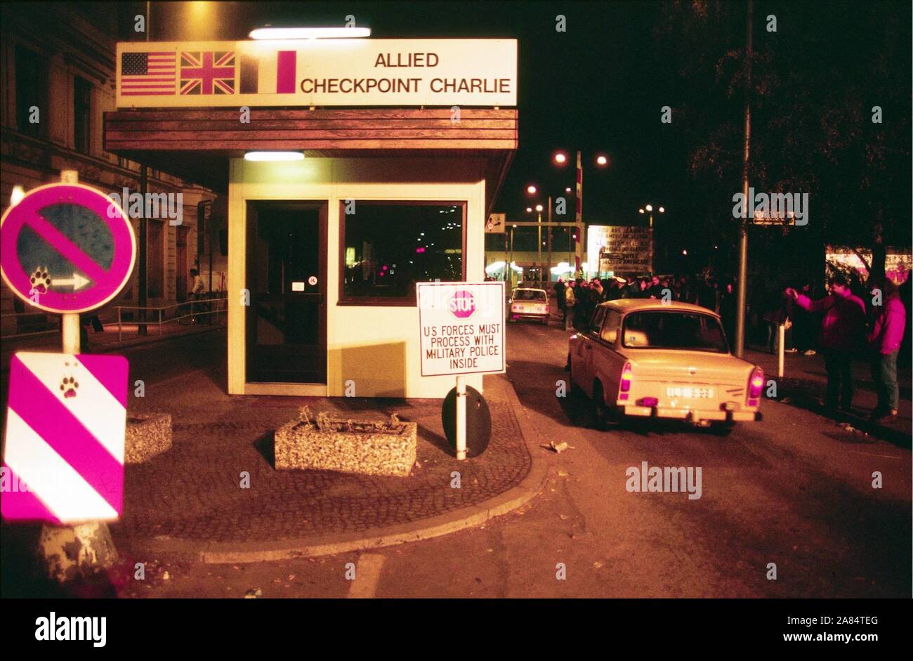 Checkpoint charlie berlin 1989 hi-res stock photography and images - Alamy