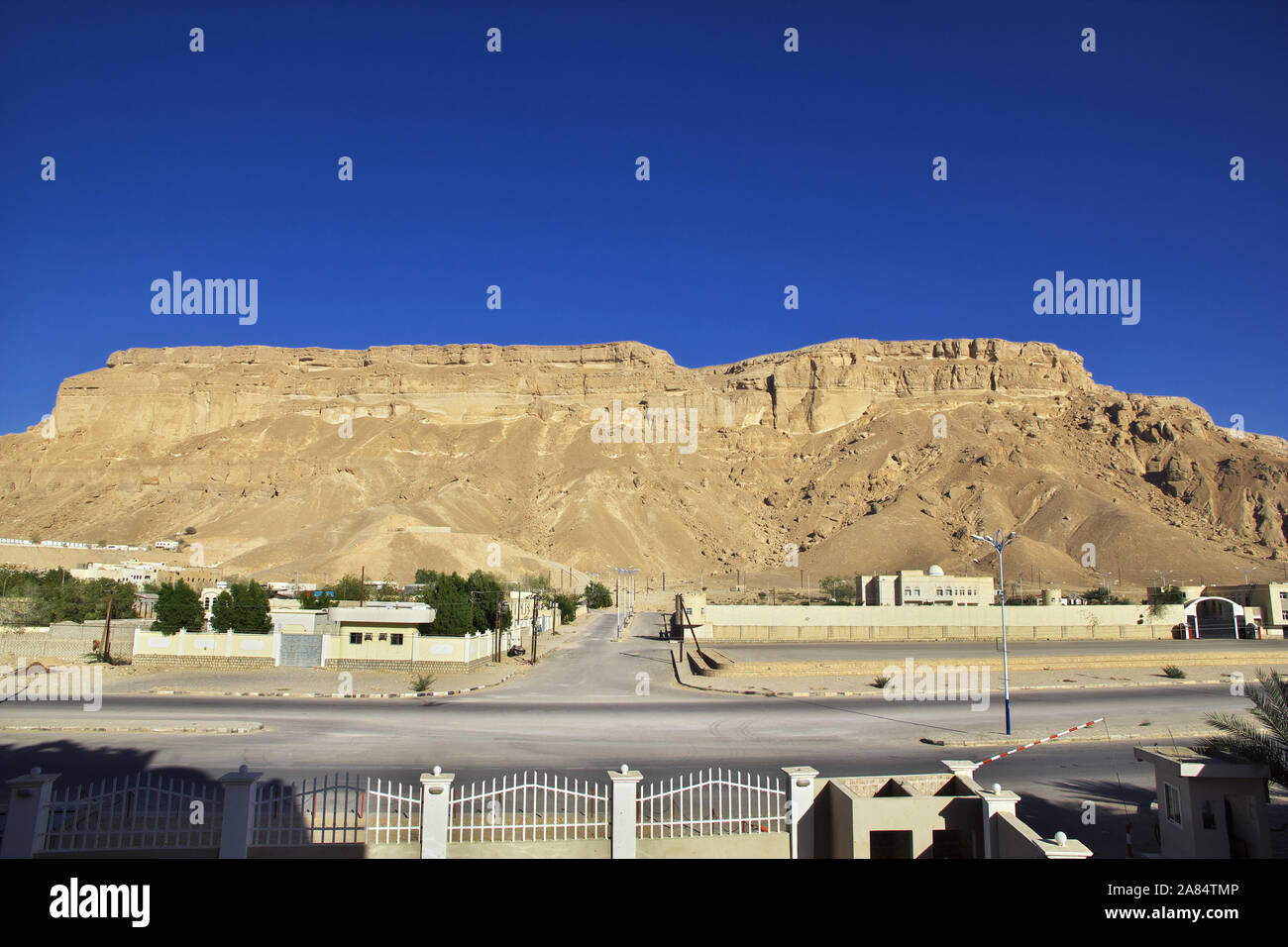 The mountain in Seiyun city, Hadhramaut, Yemen Stock Photo - Alamy