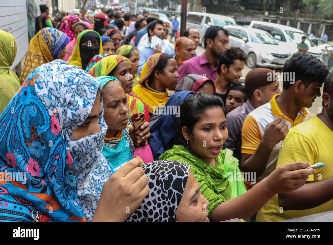 People wating in line hi-res stock photography and images - Alamy