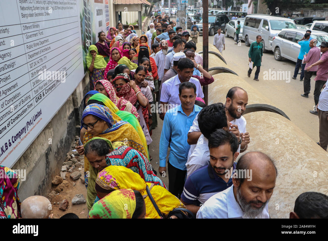 People wating in line hi-res stock photography and images - Alamy