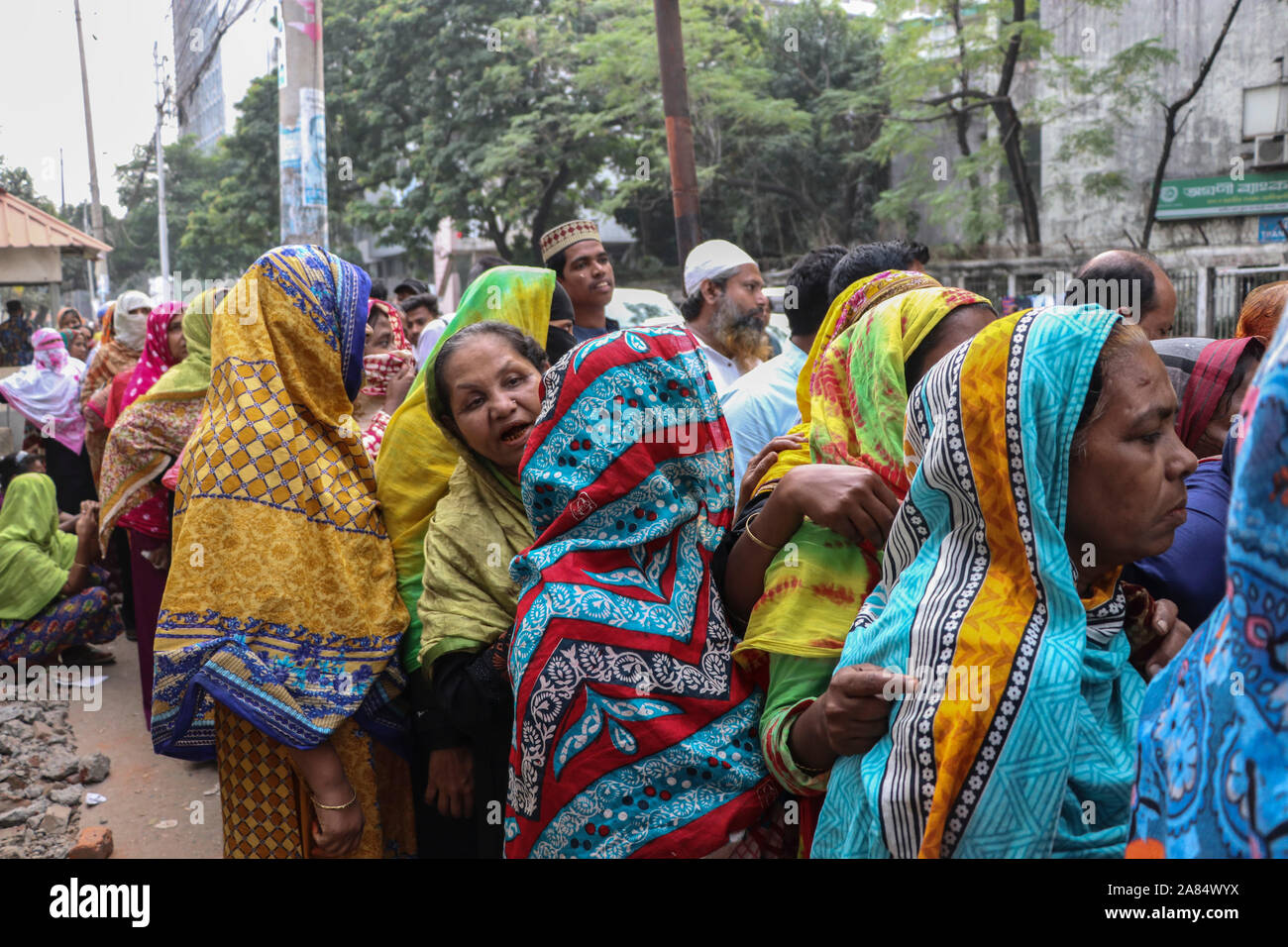 People wating in line hi-res stock photography and images - Alamy