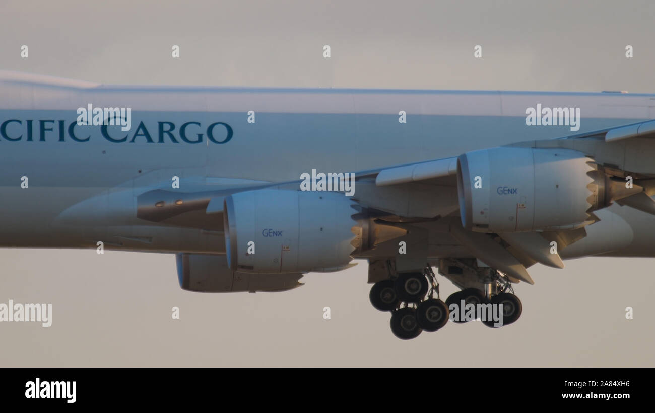 Plane approach before landing hi-res stock photography and images - Alamy