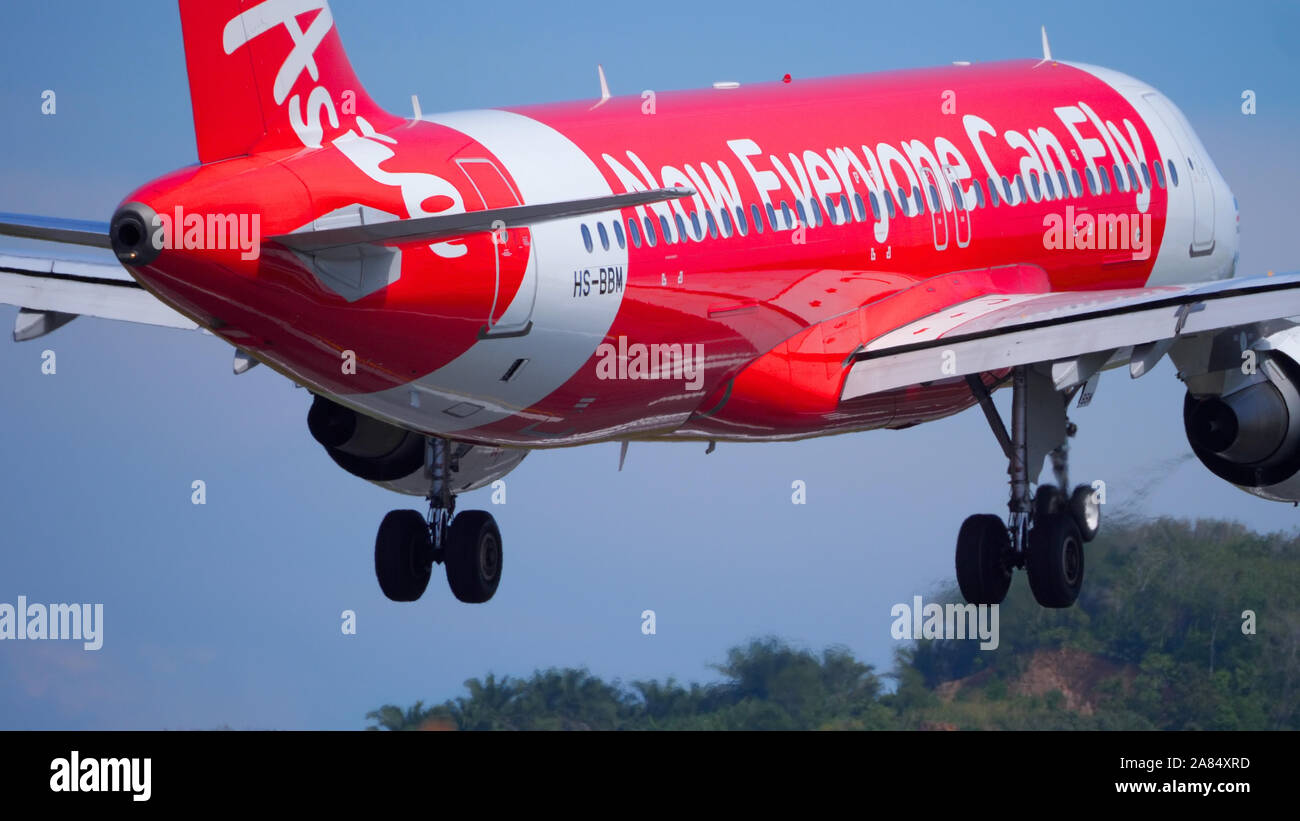 Airbus A320 approaching and landing Stock Photo - Alamy