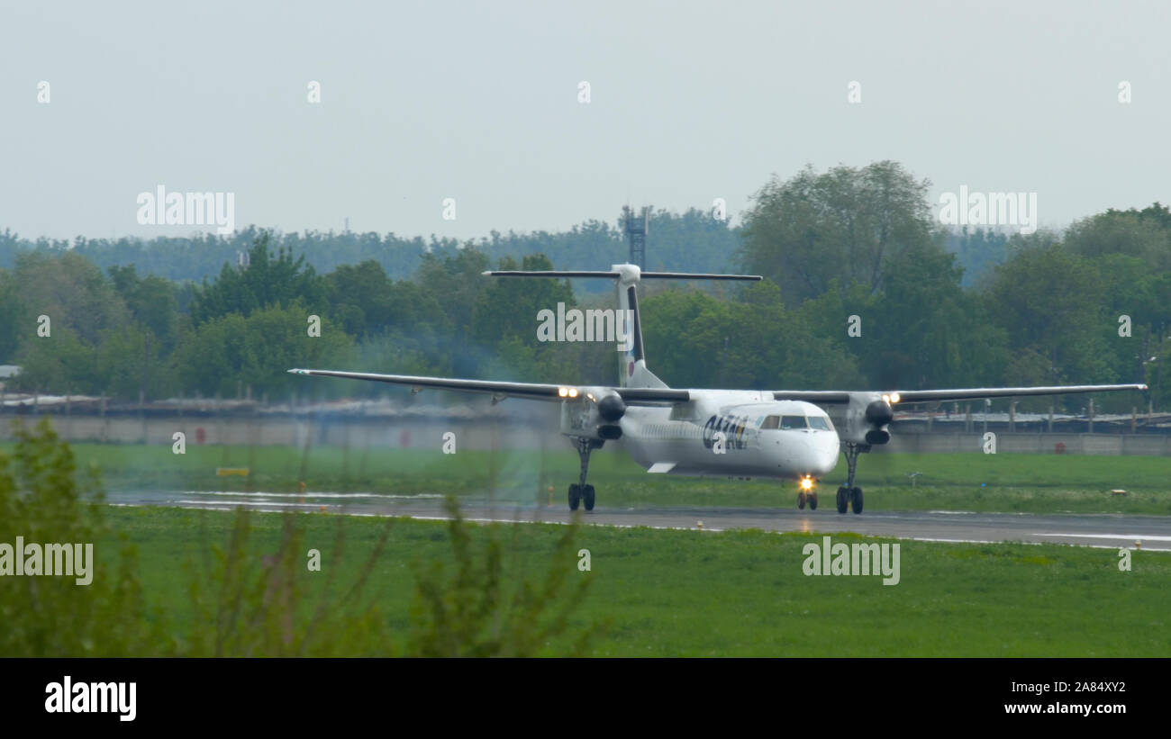 Hard landing hi-res stock photography and images - Alamy
