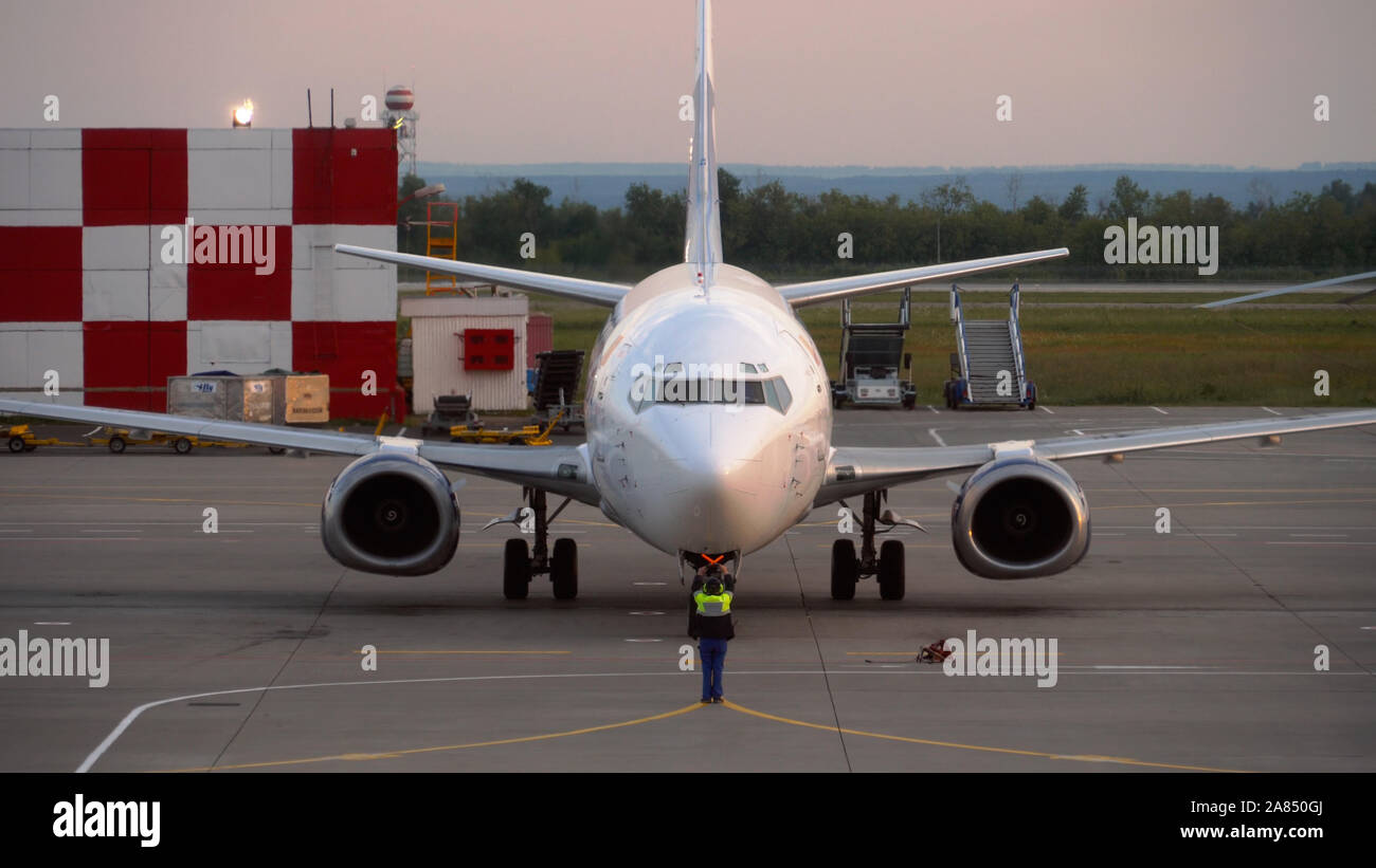 Airport ground crew signal hi-res stock photography and images - Alamy